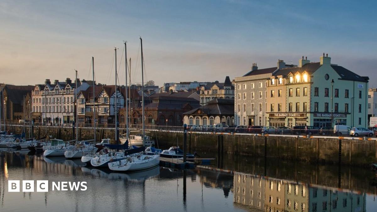 Manx government ends seasonal visa route for hospitality workers - BBC News