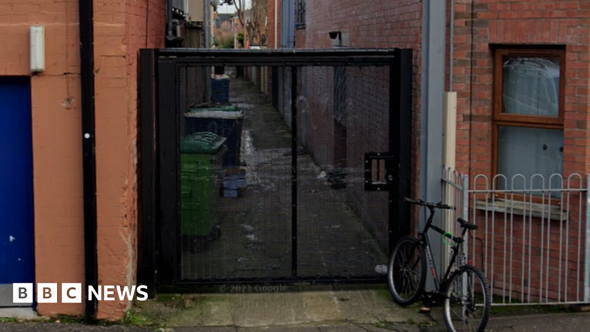 Belfast: About 500 streets facing long wait for alley gates - BBC News