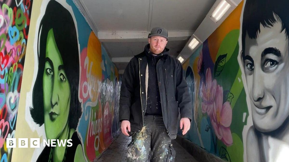 Merthyr Tydfil: Artist restores mural 'used as public toilet' - BBC News