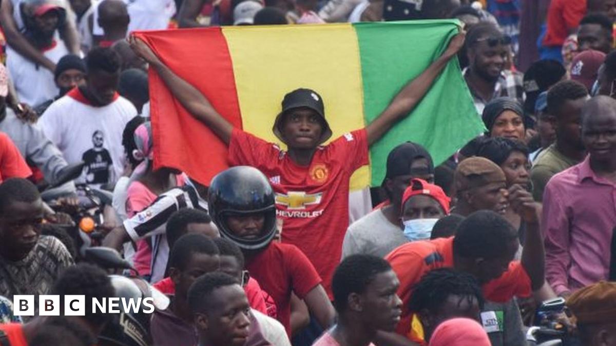 Guinea to move to civilian rule in three years - BBC News