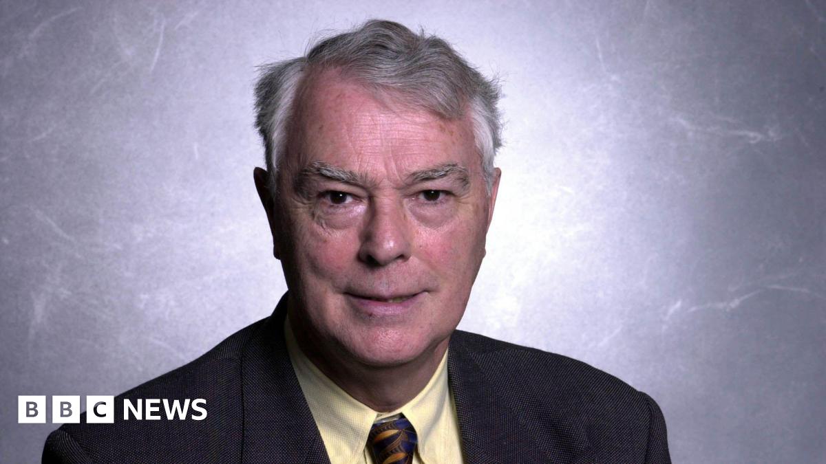 Former UUP MP Rev Martin Smyth dies aged 94 - BBC News