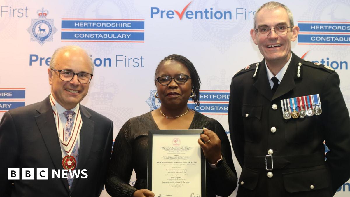 Bristol nurse recognised after saving baby's life while off-duty - BBC News