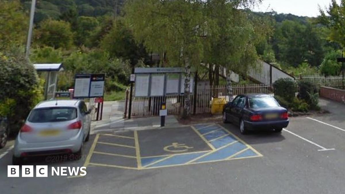 Train guard attacked with screwdriver at Colwall Station - BBC News