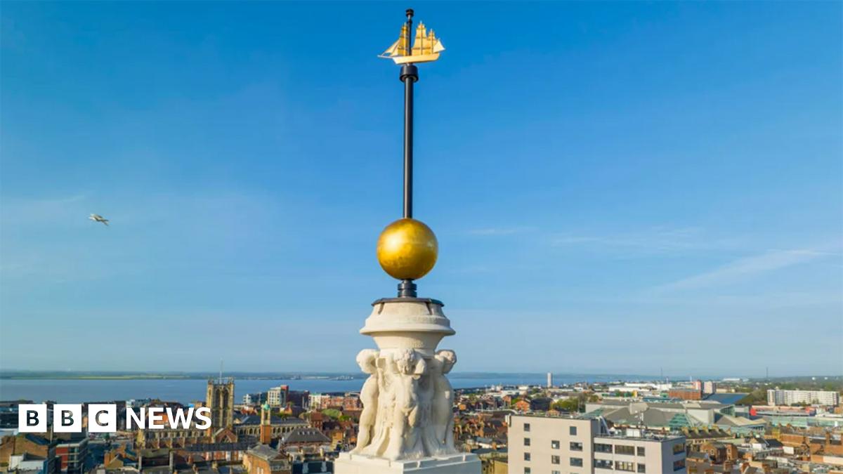 Hull's gold time ball drops again after 100 years - BBC News