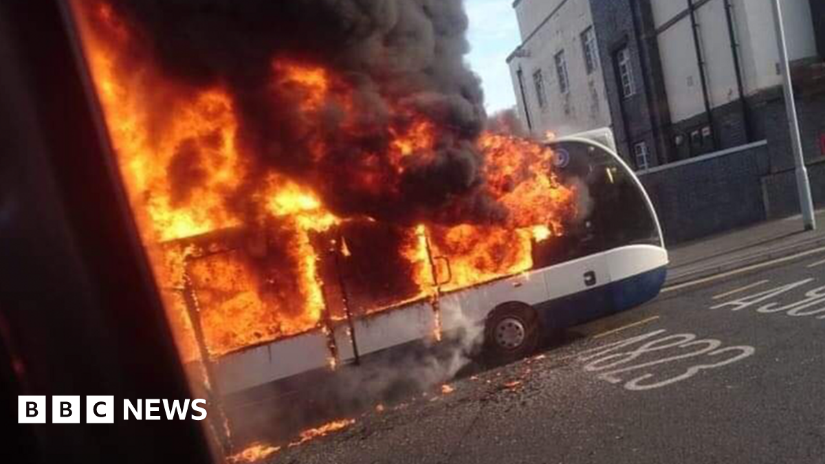Firefighters called to dramatic bus fire in Dunfermline - BBC News