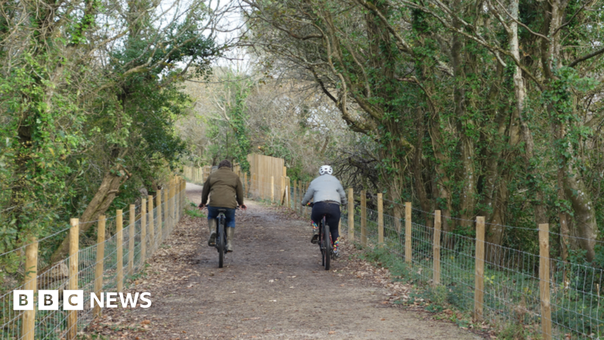 First Saints Trail cycle routes open in Cornwall - BBC News