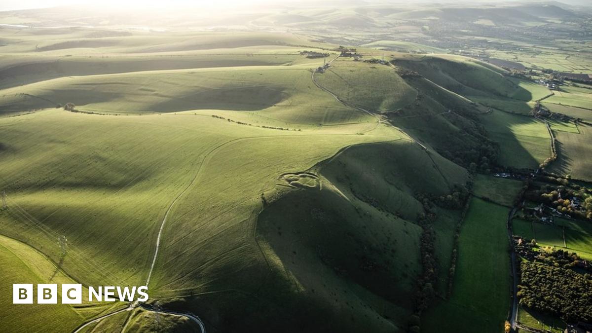 Aerial imagery maps historic archaeology of South Downs - BBC News