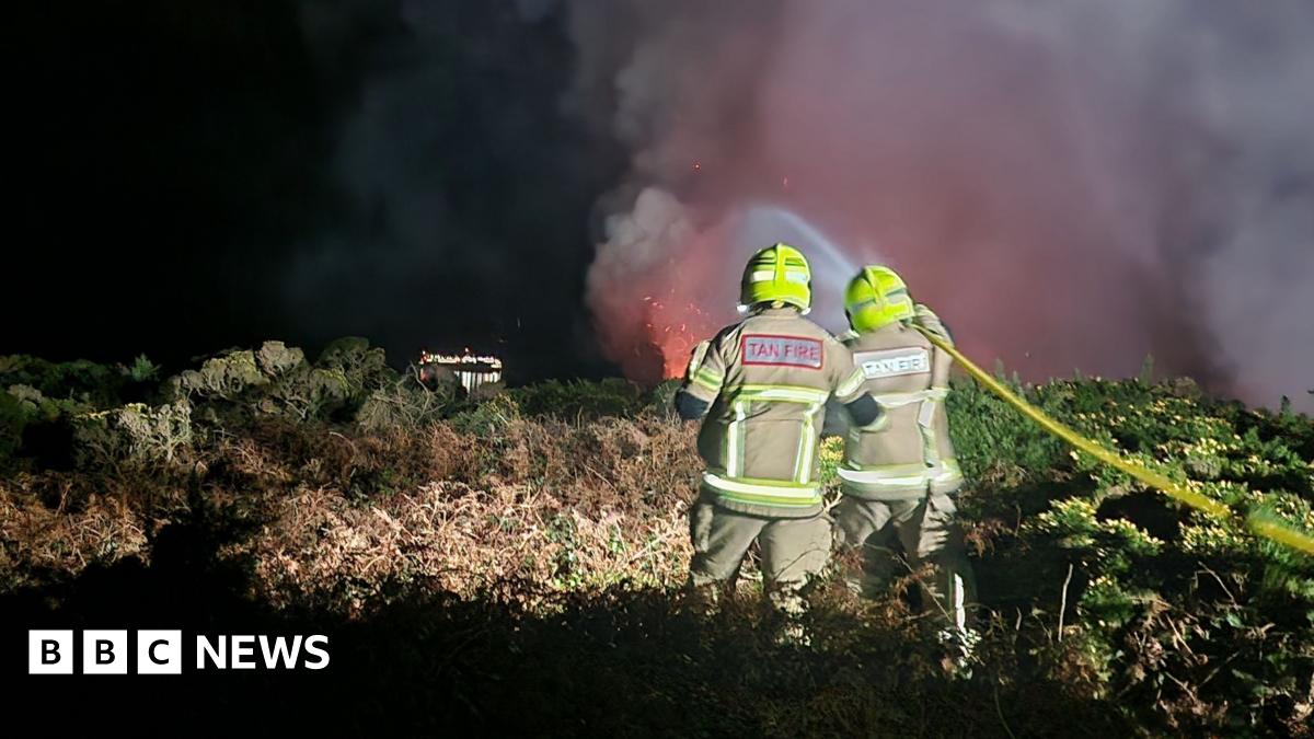 Pembrokeshire: Fireworks cause fire on cliff edge - BBC News