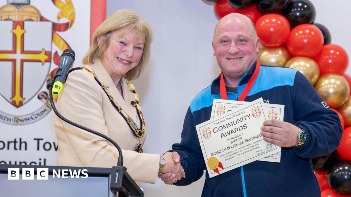 Delivery driver wins Tidworth neighbour of the year award - BBC News