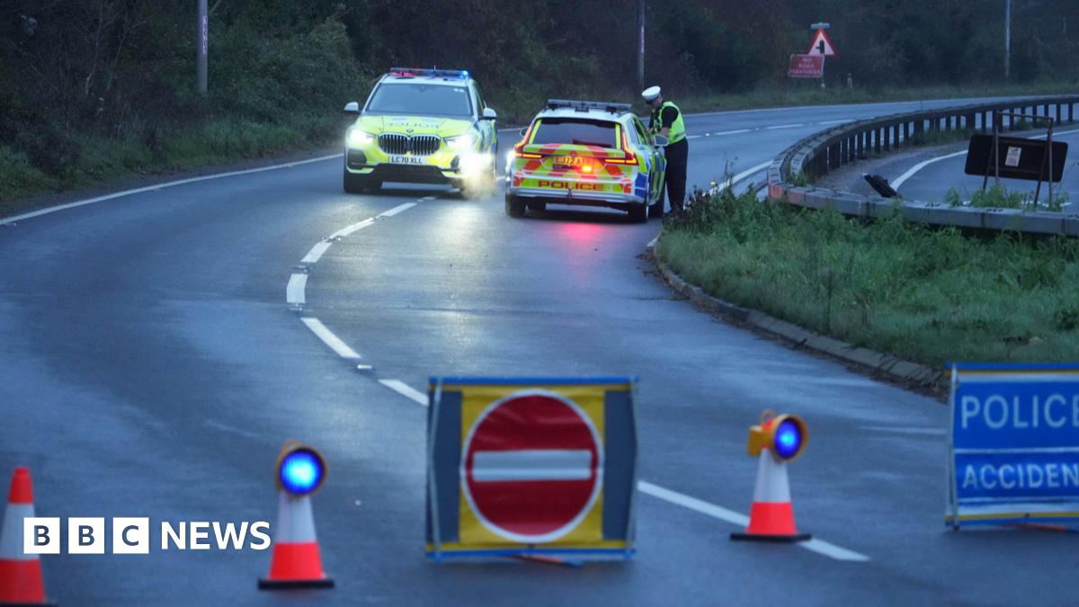 Fontwell: Man dies in three-vehicle crash on A27 near Arundel - BBC News