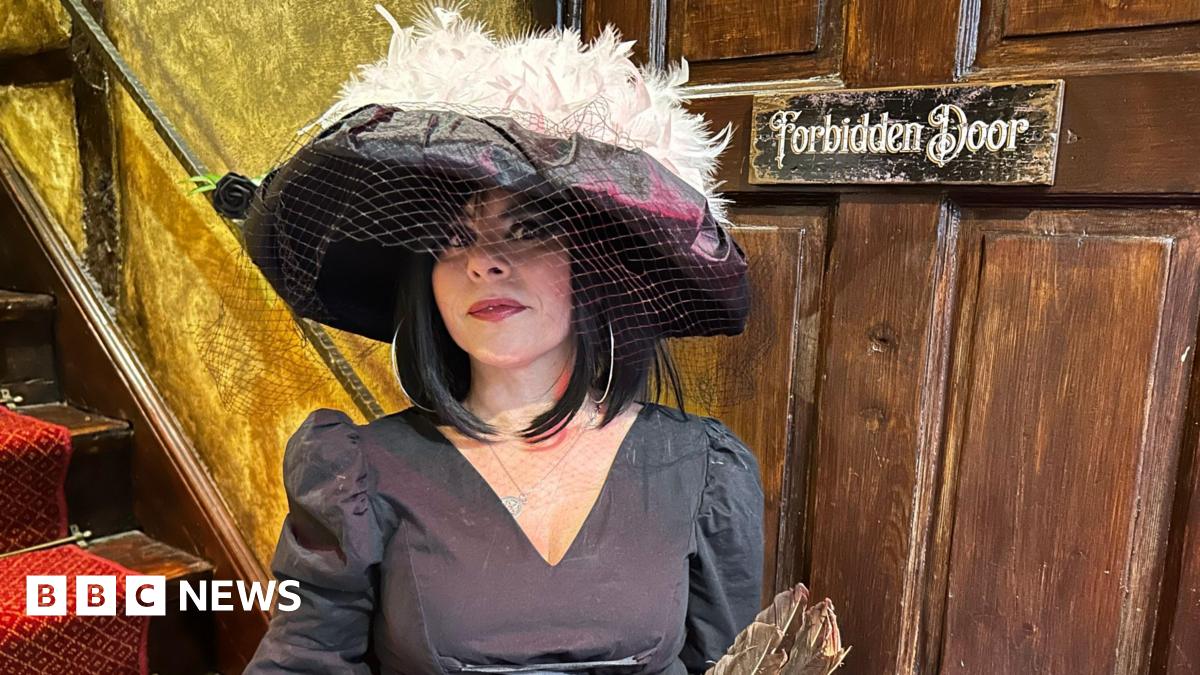 Spell of rain fails to dampen York witches gathering - BBC News