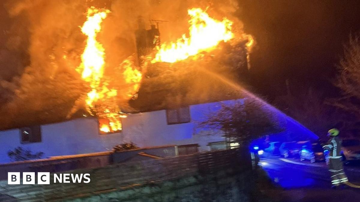 Hengrave: Crews tackle five-home fire in thatched property - BBC News