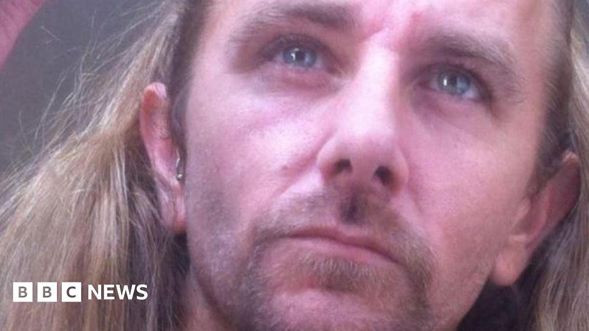 Darren Kelly murder: Chris Carroll jailed for life - BBC News