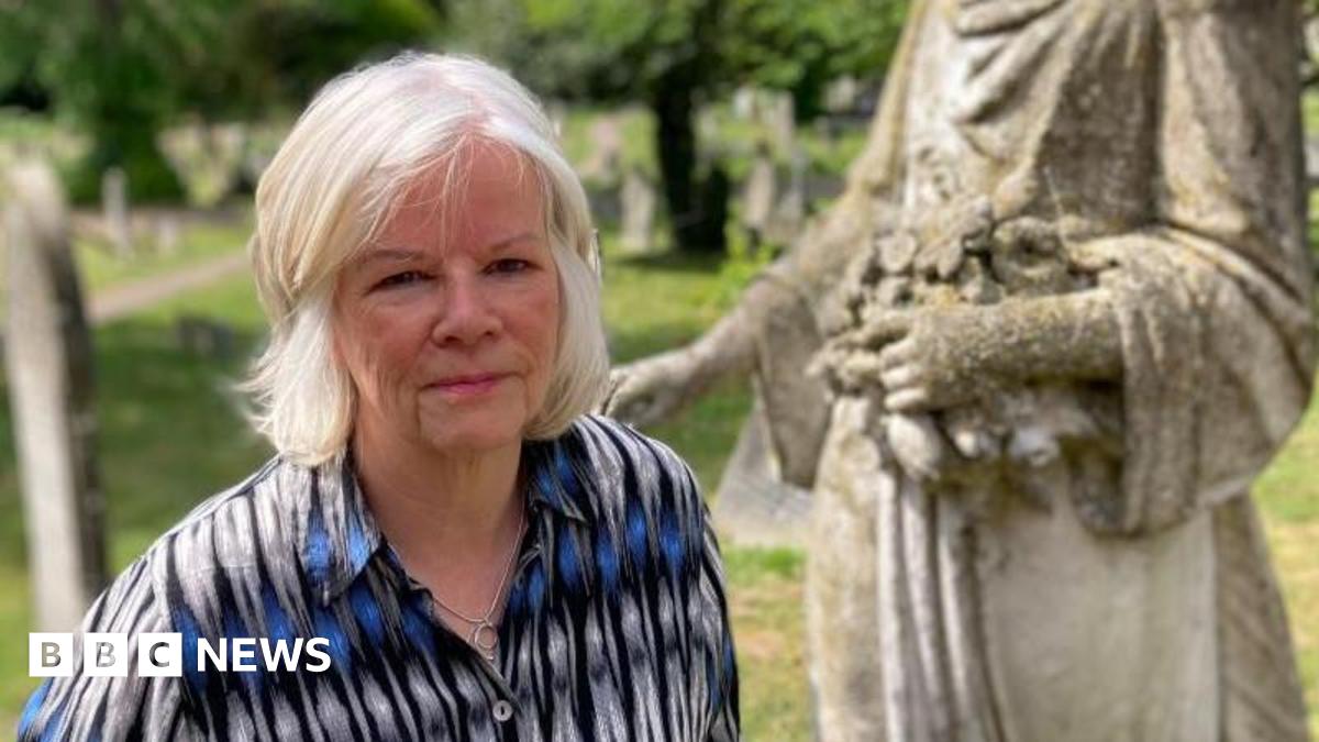 Events mark Bedford cemetery that is 'full of history' - BBC News