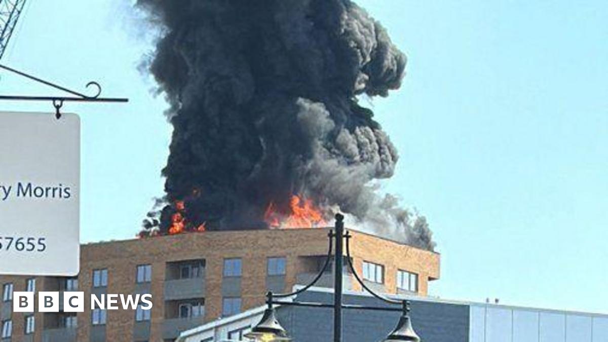 Staines: Huge plume of smoke as fire engulfs tower block - BBC News