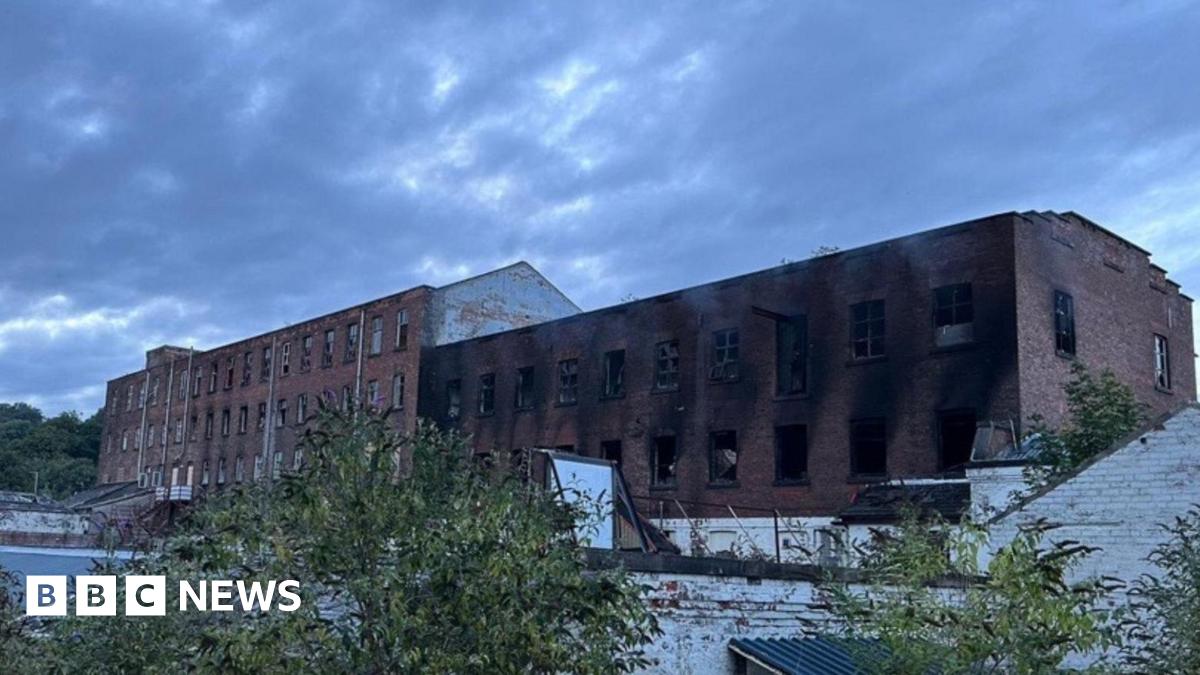Stockport: Derelict mill burnt out in overnight fire - BBC News