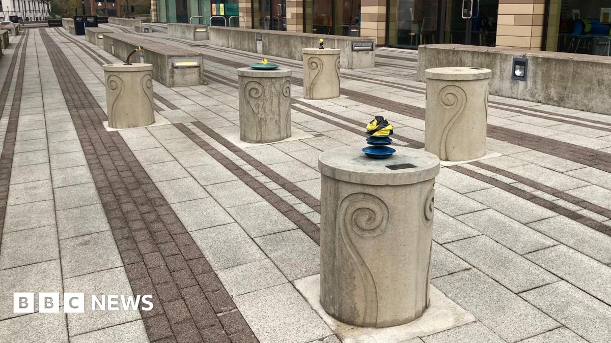 Bronze sculptures stolen from Wakefield art trail - BBC News