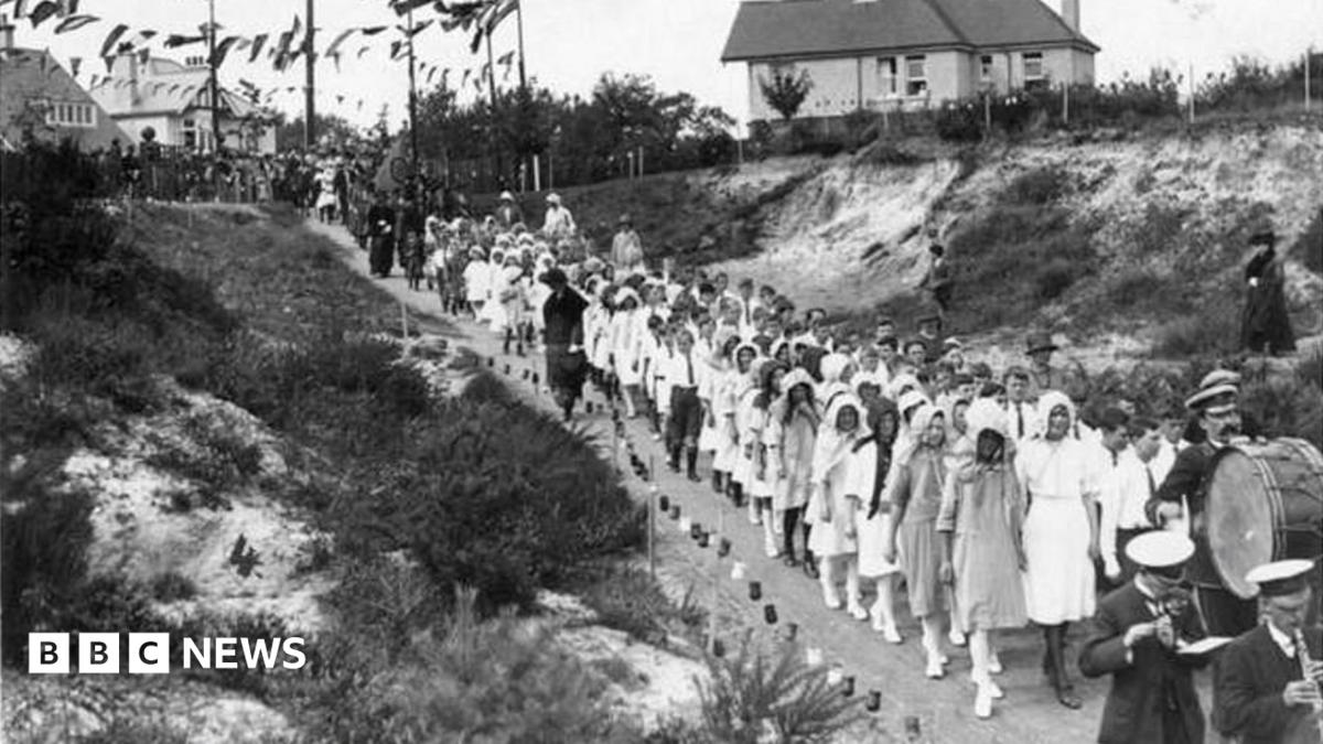 Broadstone playground reinstated 100 years after first opening - BBC News
