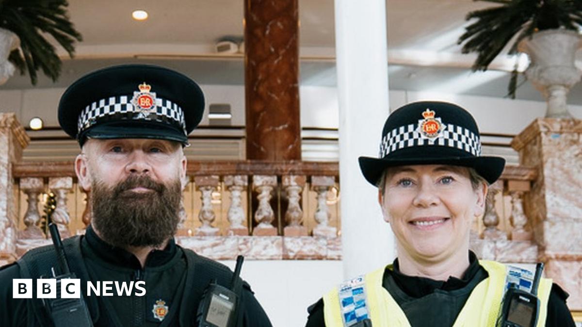 Trafford Centre to get own police station - BBC News