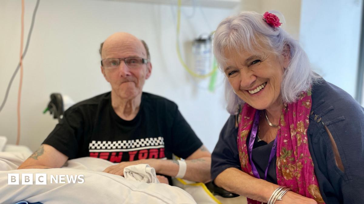 Brighton: Actors perform for stroke patients in hospital - BBC News