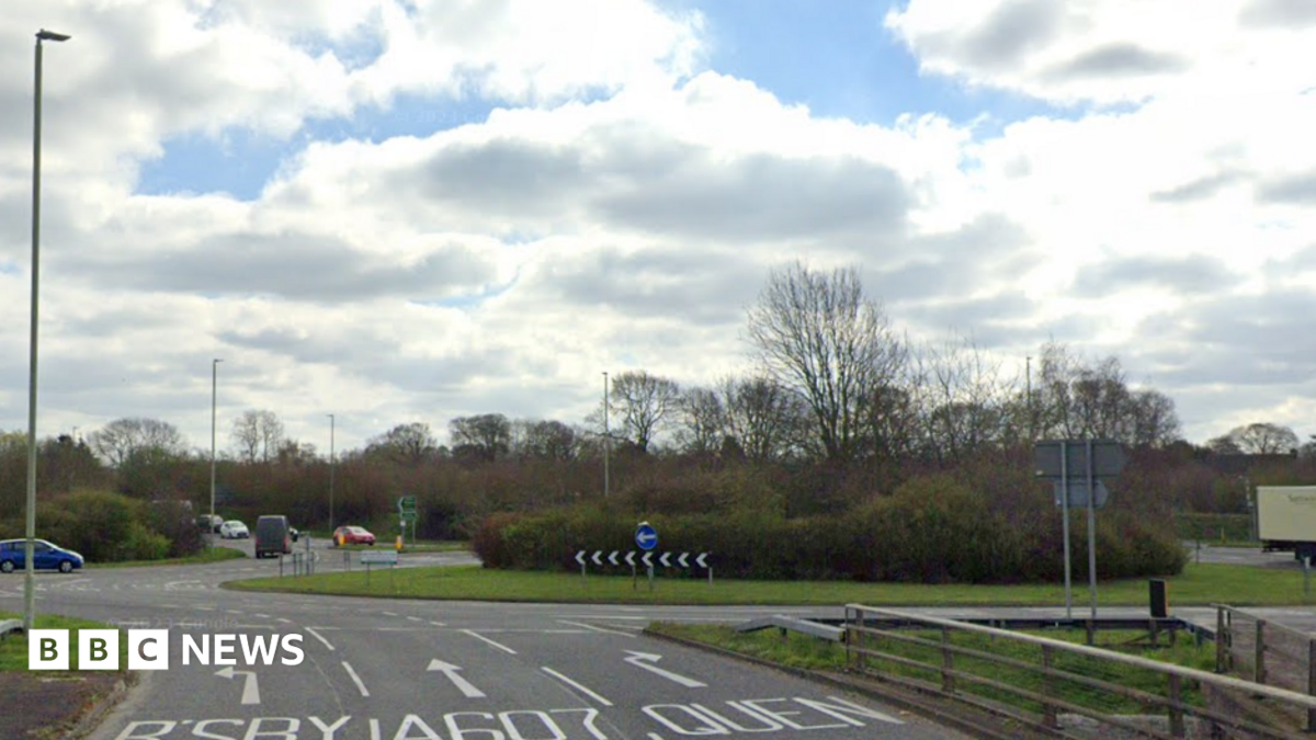 Driver dies after crash near Leicestershire roundabout - BBC News