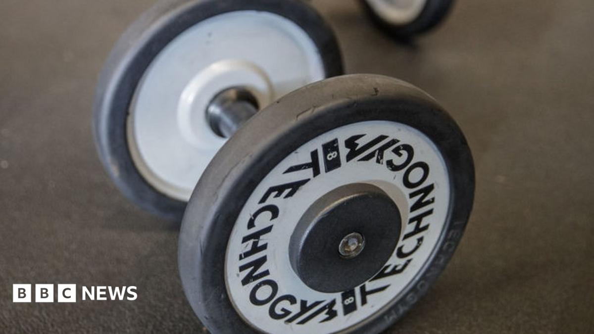Kent police spot motorist using dumbbells at wheel - BBC News