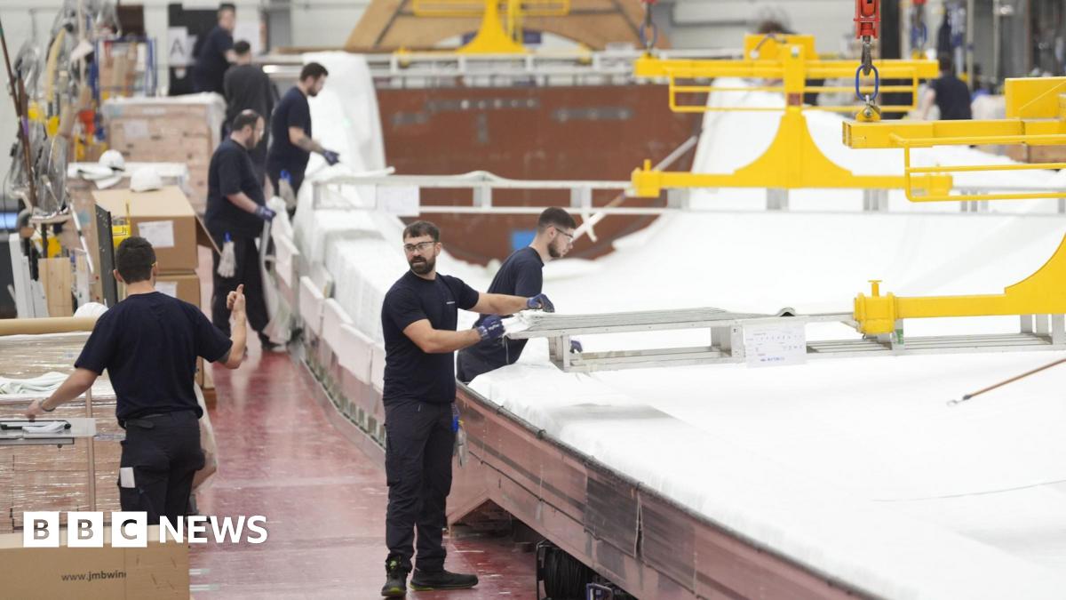 Government vows to create 400,000 jobs in clean energy sector - BBC News