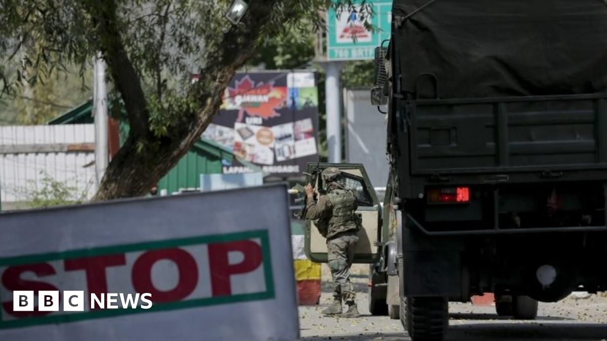Militants attack Indian army base in Kashmir 'killing 17' - BBC News