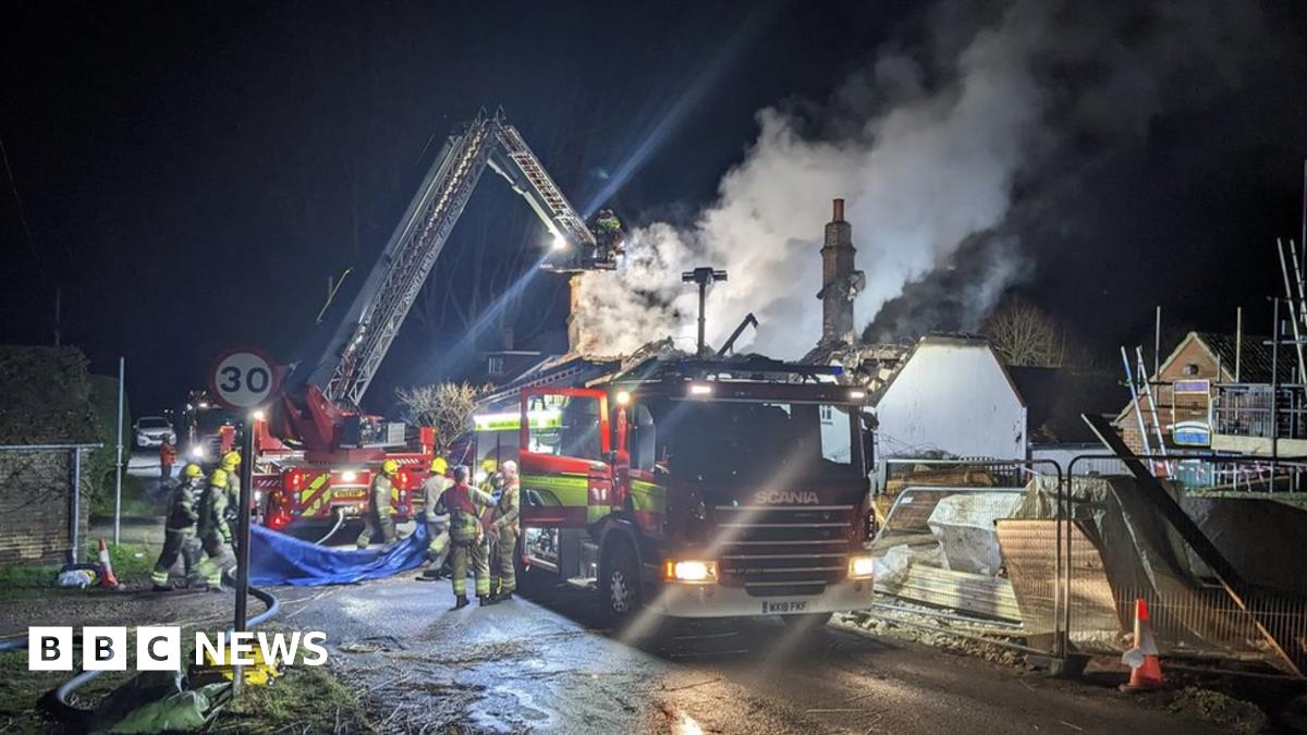 Holt fire: Thatched cottage roof destroyed - BBC News