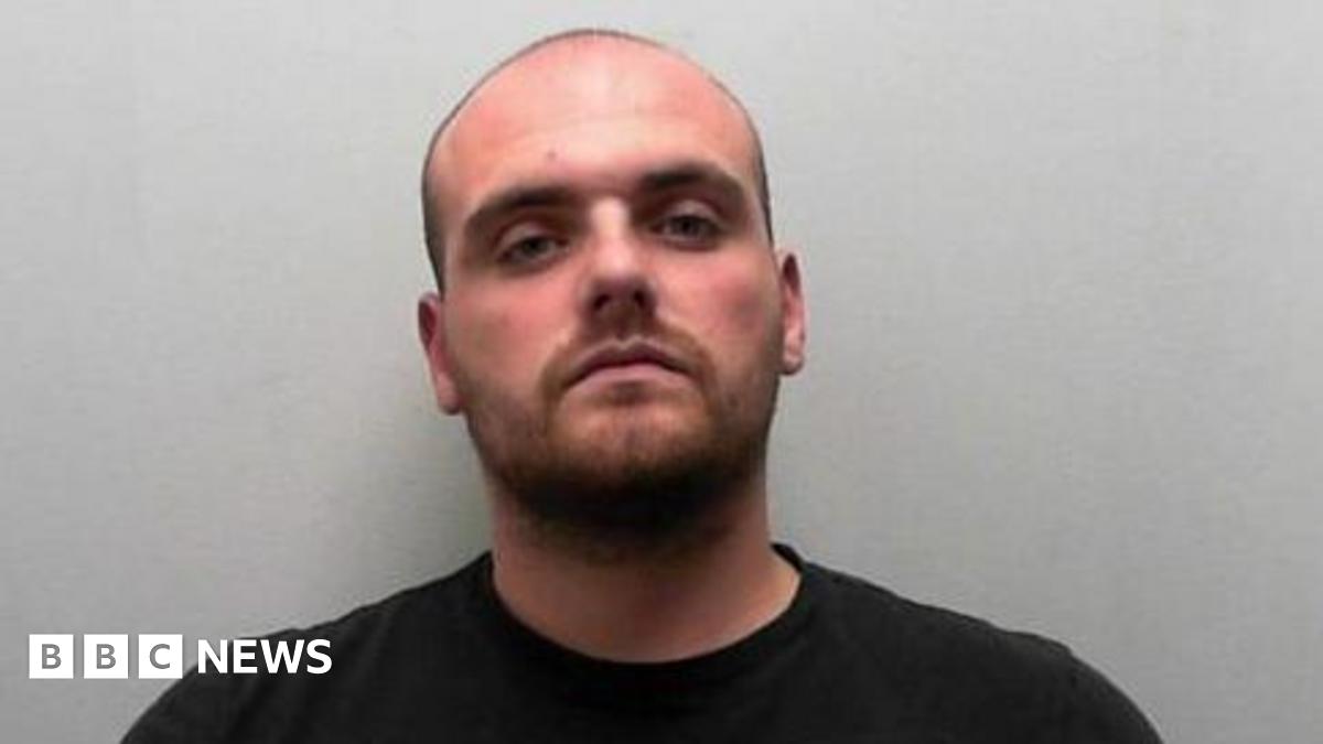 Police search for suspect after man stabbed in leg in York - BBC News