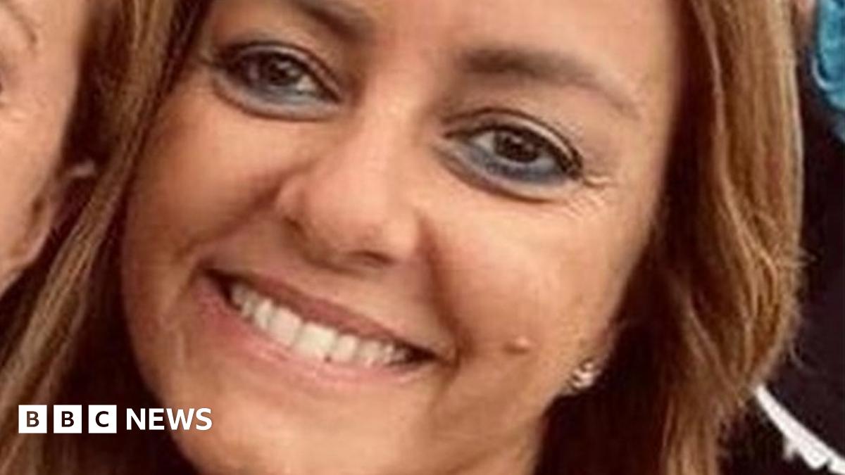 Italy shooting: Three women shot dead in Rome cafe - BBC News
