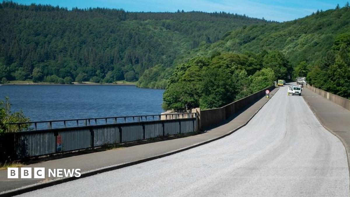 Snake Pass: Work on Peak District route finishes early - BBC News