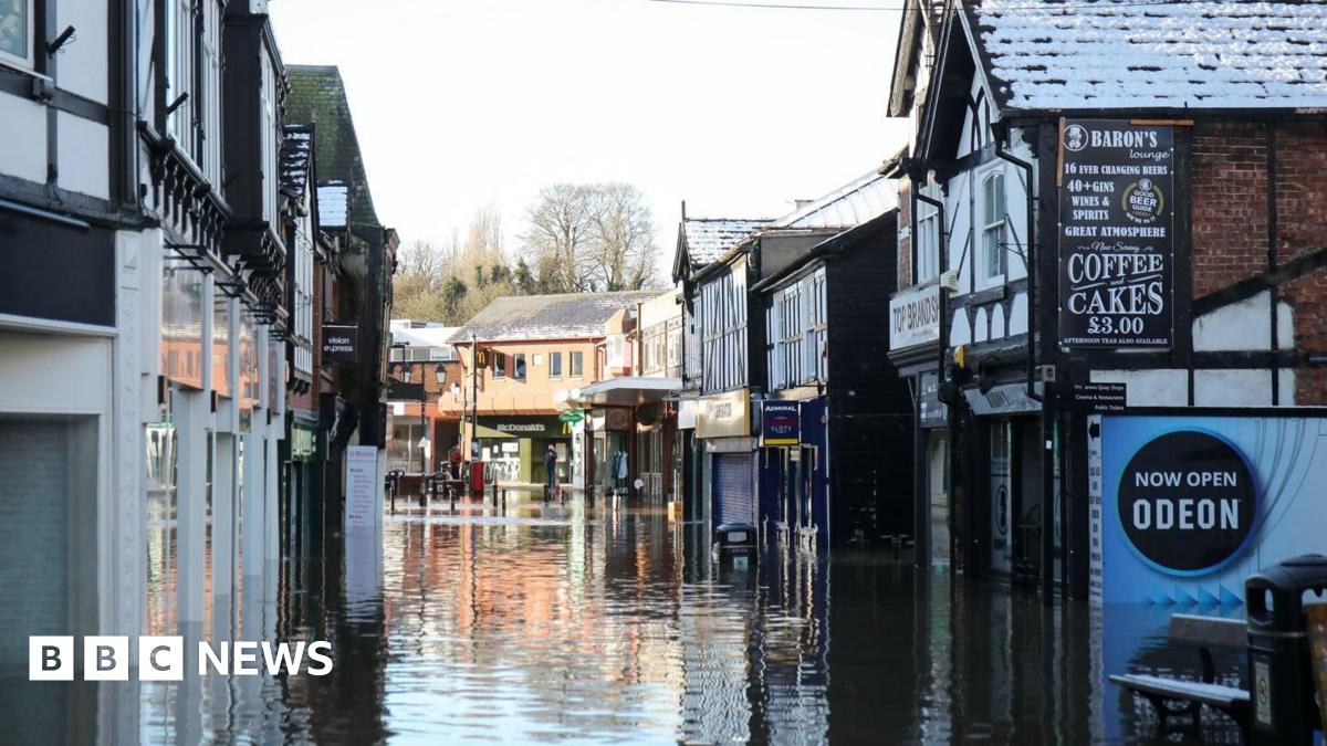 Northwich: Flood-hit Cheshire town's defences to be tested - BBC News