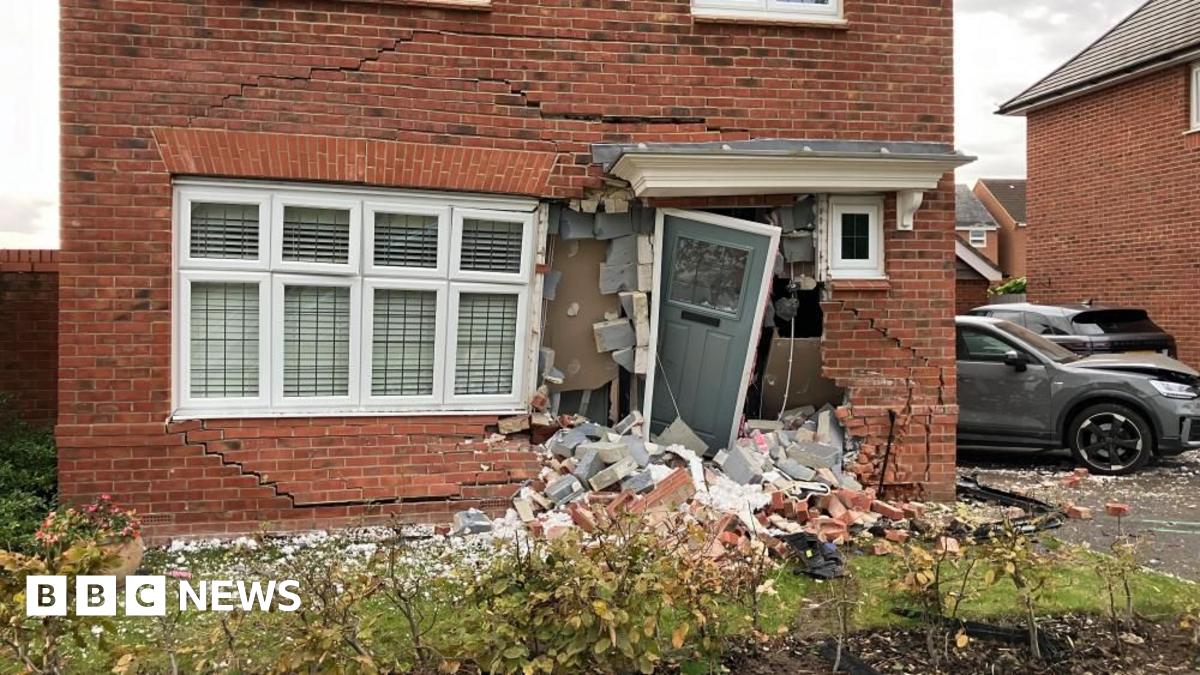 Leighton Buzzard: Passenger injured after car crashes into house - BBC News