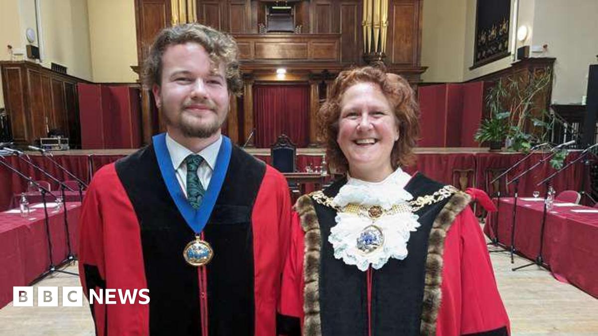 Mother and son appointed as new Lancaster mayoral team - BBC News
