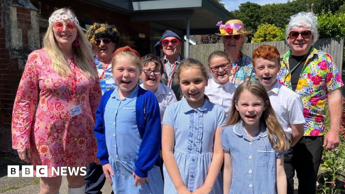 School song boosts Norfolk village in flower-power contest - BBC News