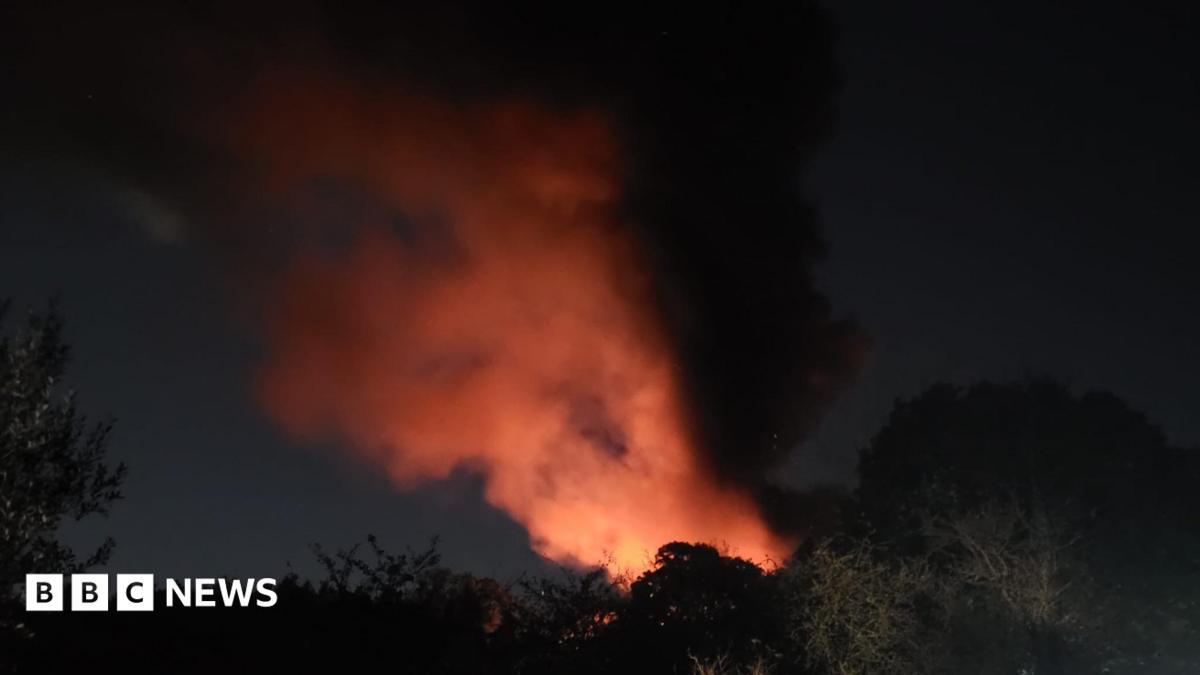 Dorset: Crews battling fire at Sturminster Marshall - BBC News