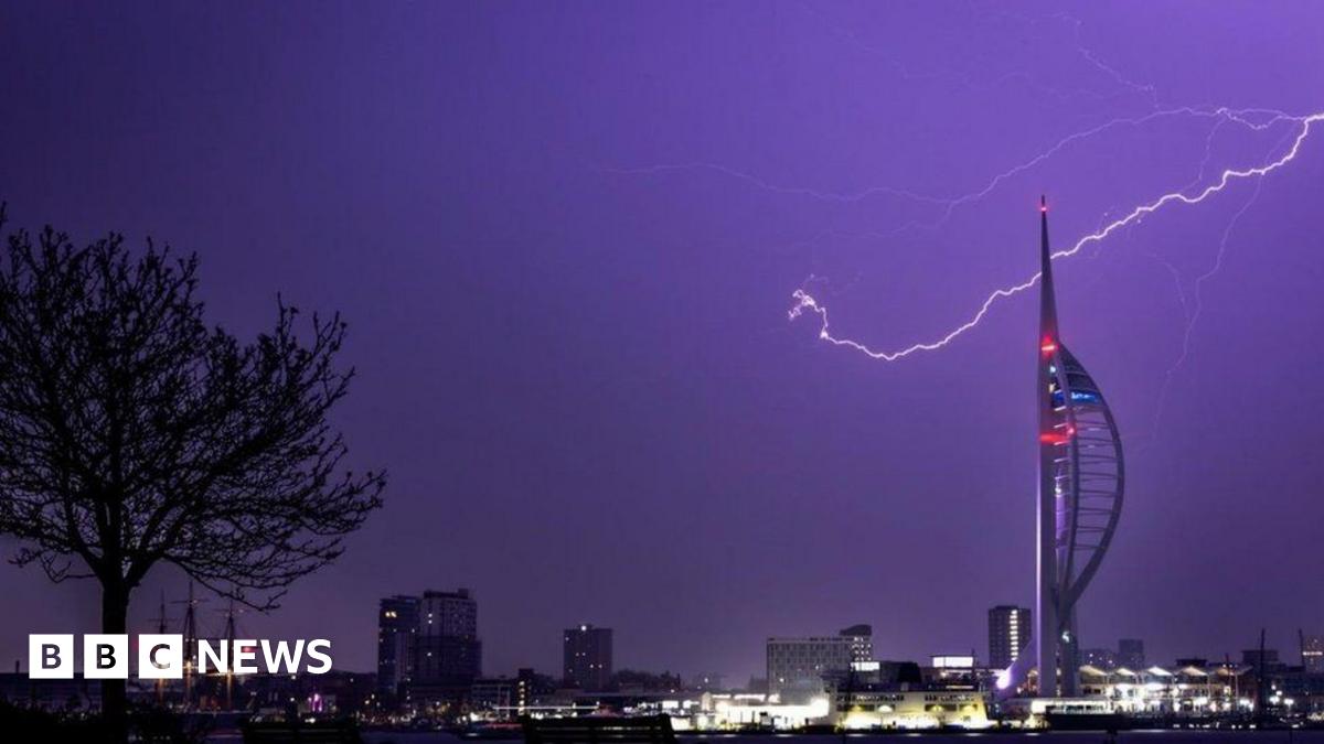 Dramatic lightning strikes captured over south's skies - BBC News