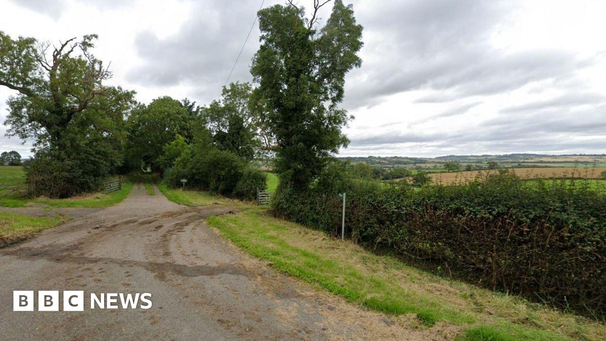 Twyford solar farm plan approved despite flooding fears - BBC News