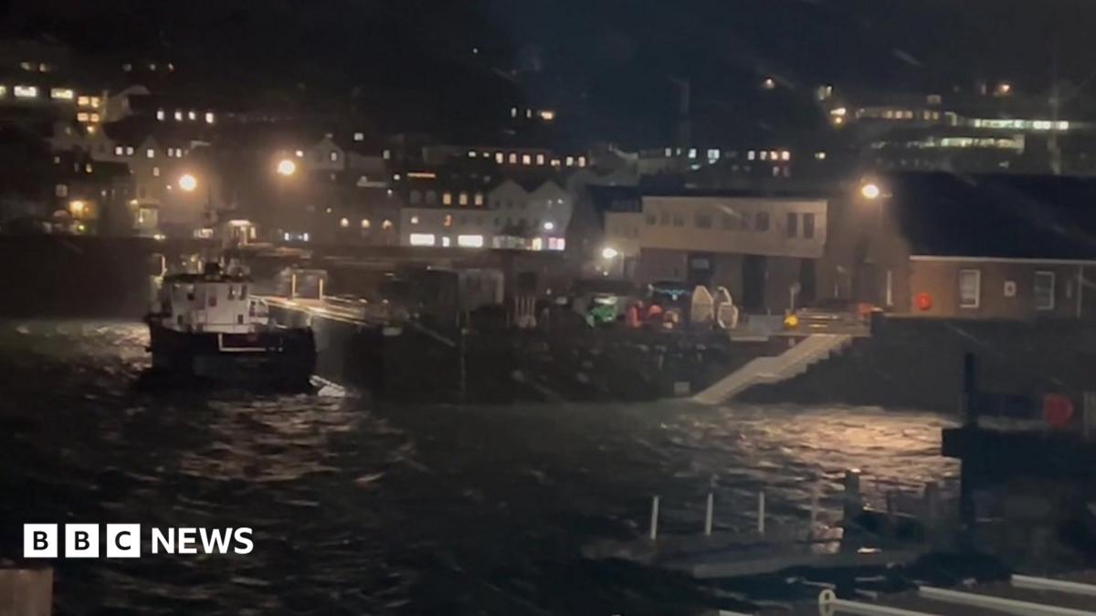 Waves and wind lash Guernsey as Storm Ciarán hits - BBC News