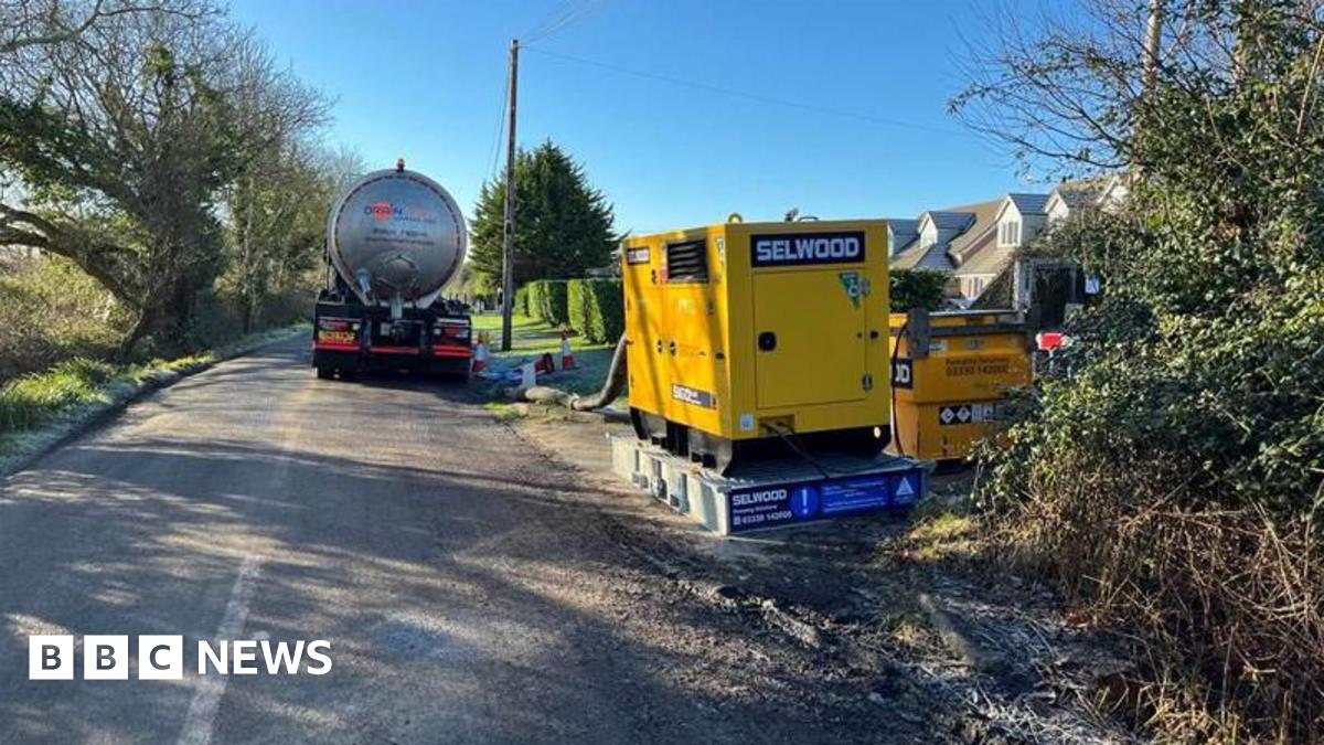 Almodington: Sulphur smell report near burst pipe sparks probe - BBC News