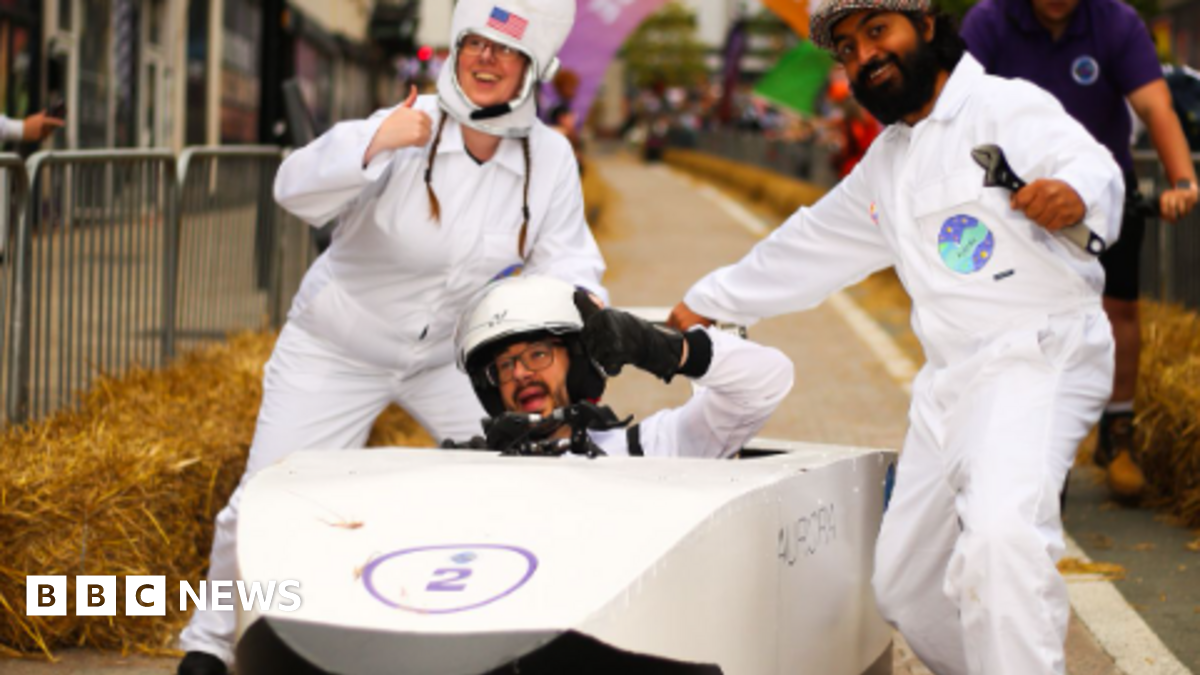 Crowds gather to watch Krazy Races in streets of Wolverhampton - BBC News
