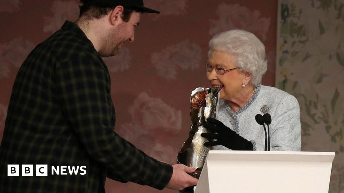 Meet the man who turned the Queen's head - BBC News
