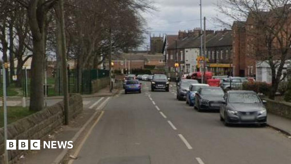 Wakefield: Man seriously injured in Crofton group machete attack - BBC News