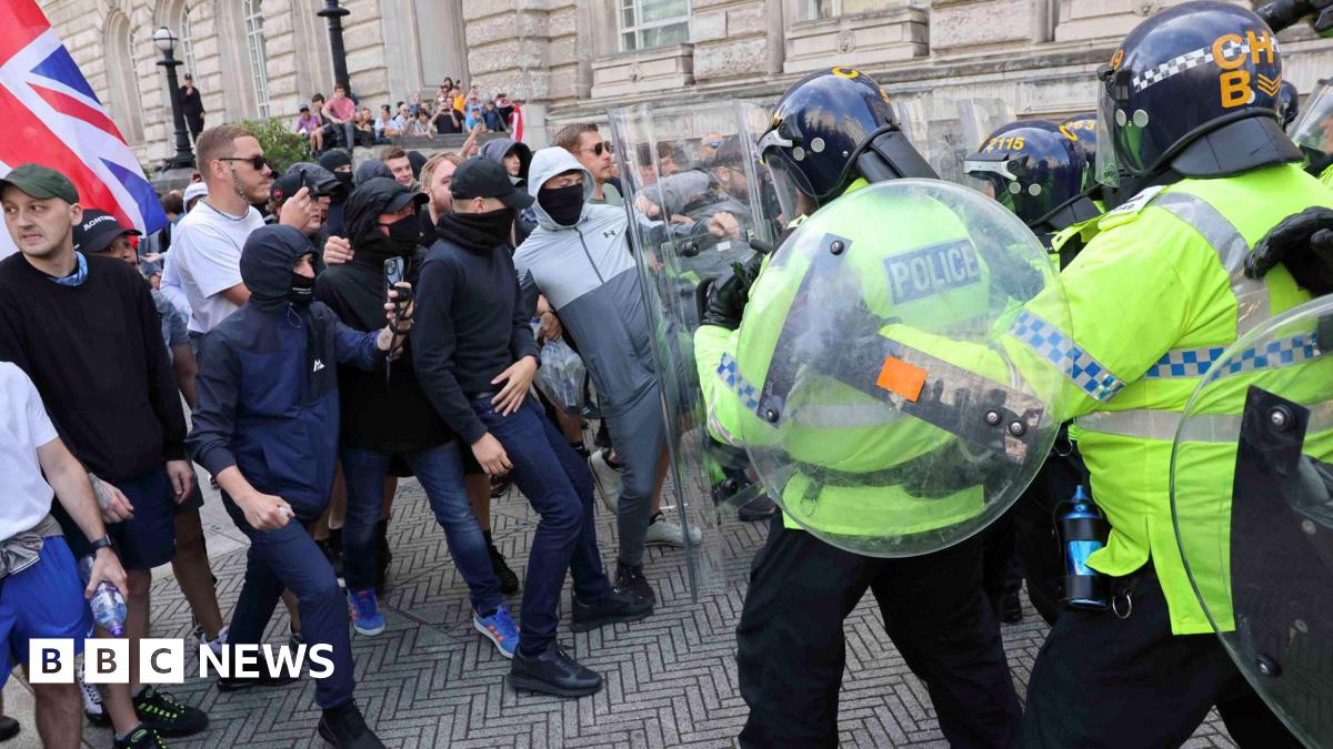 Police officers injured in Liverpool clashes - BBC News