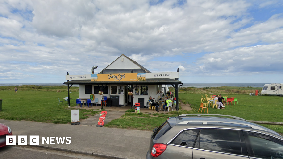 Suspected explosive device found in sand at Redcar beach - BBC News
