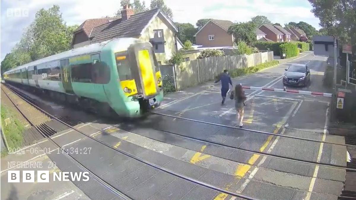 Level crossing near misses and risk-taking caught on camera - BBC News