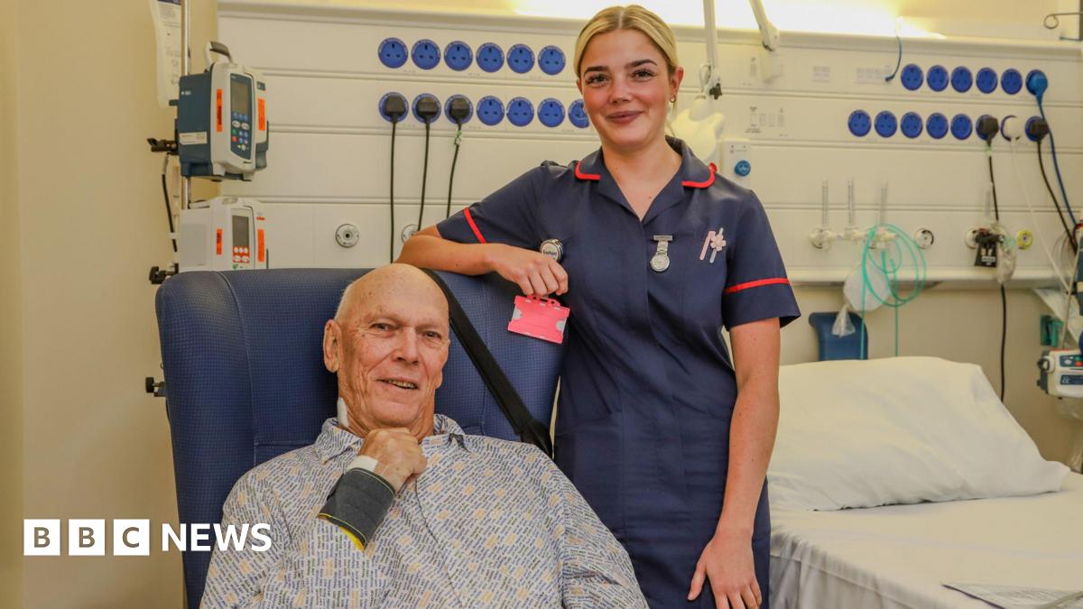 Patient donates £5,000 to Medway hospital after nurse saves life - BBC News