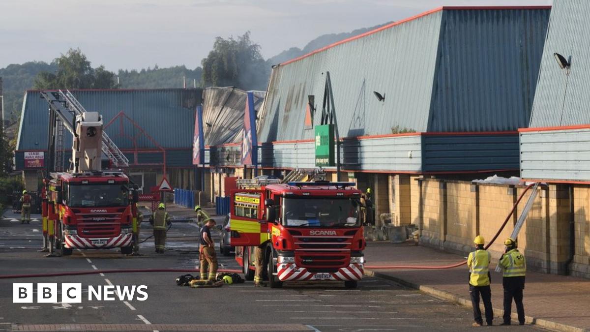 Pets evacuated in large Perth retail park fire - BBC News
