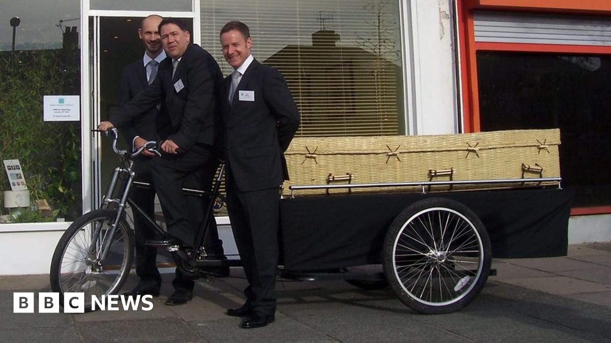 A grave business: The rise of alternative funerals - BBC News